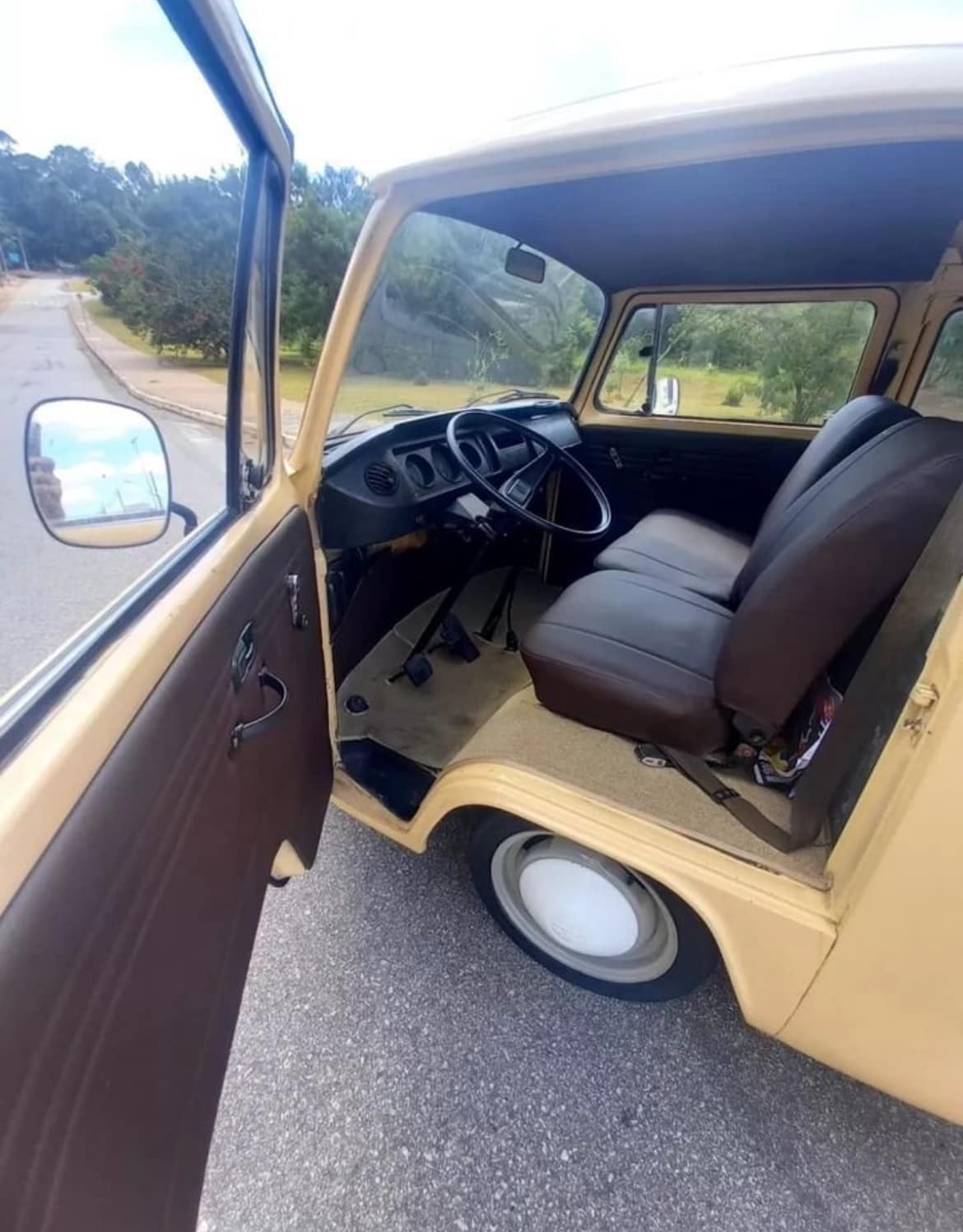 VW T2 | 1977 | yellow | 1600cc - Kombi Kings