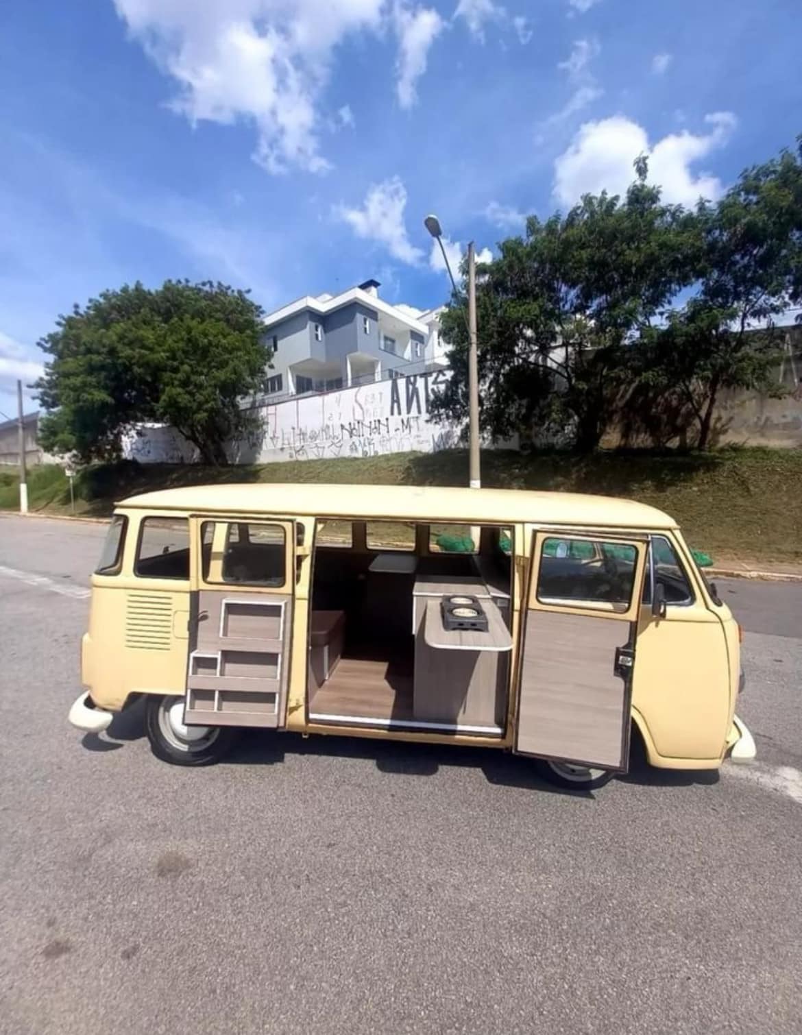 VW T2 | 1977 | yellow | 1600cc - Kombi Kings
